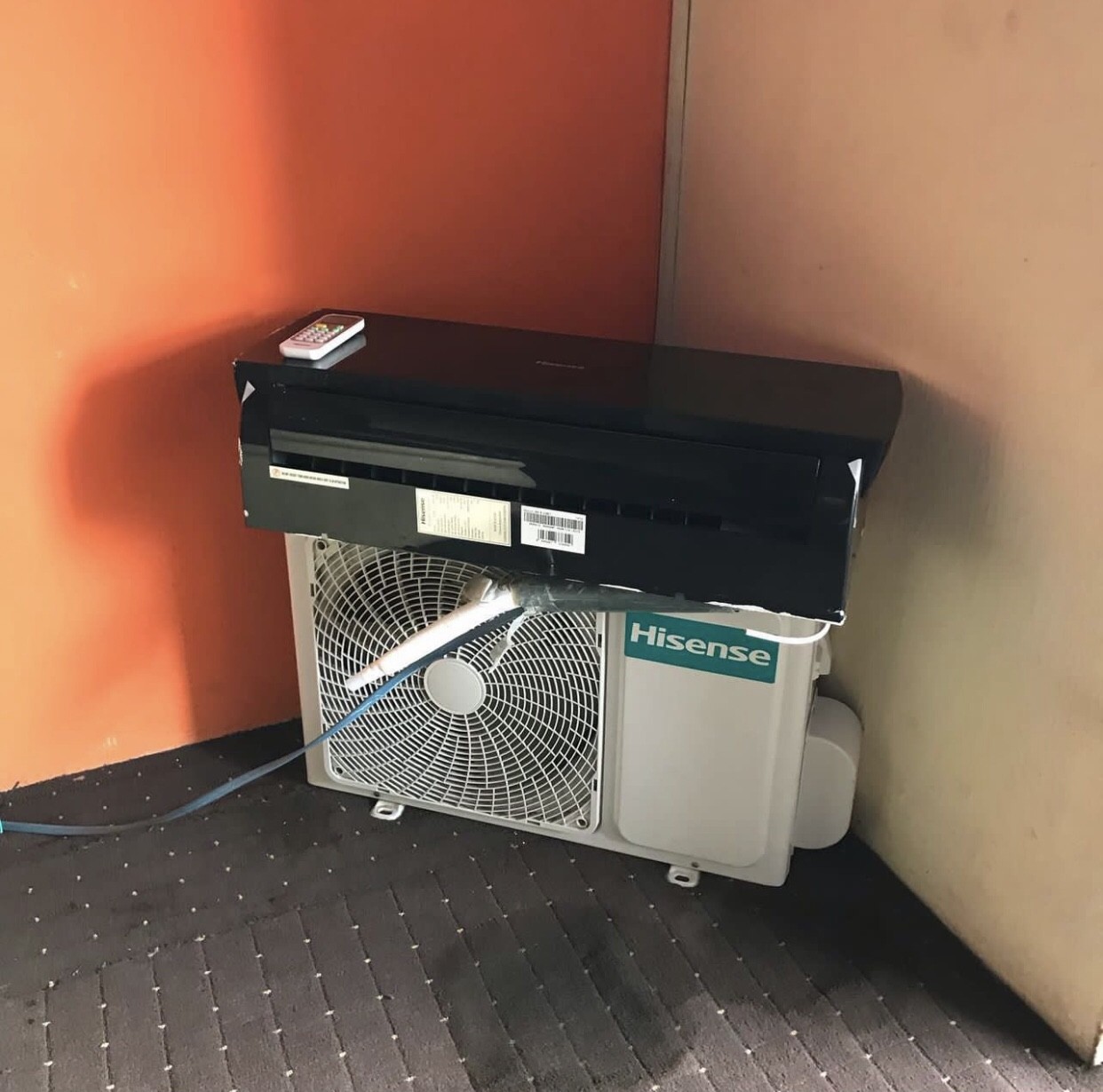 Semi Inverter Hisense Split AC 1.0HP Black Mirror Using R410a Gas and ...